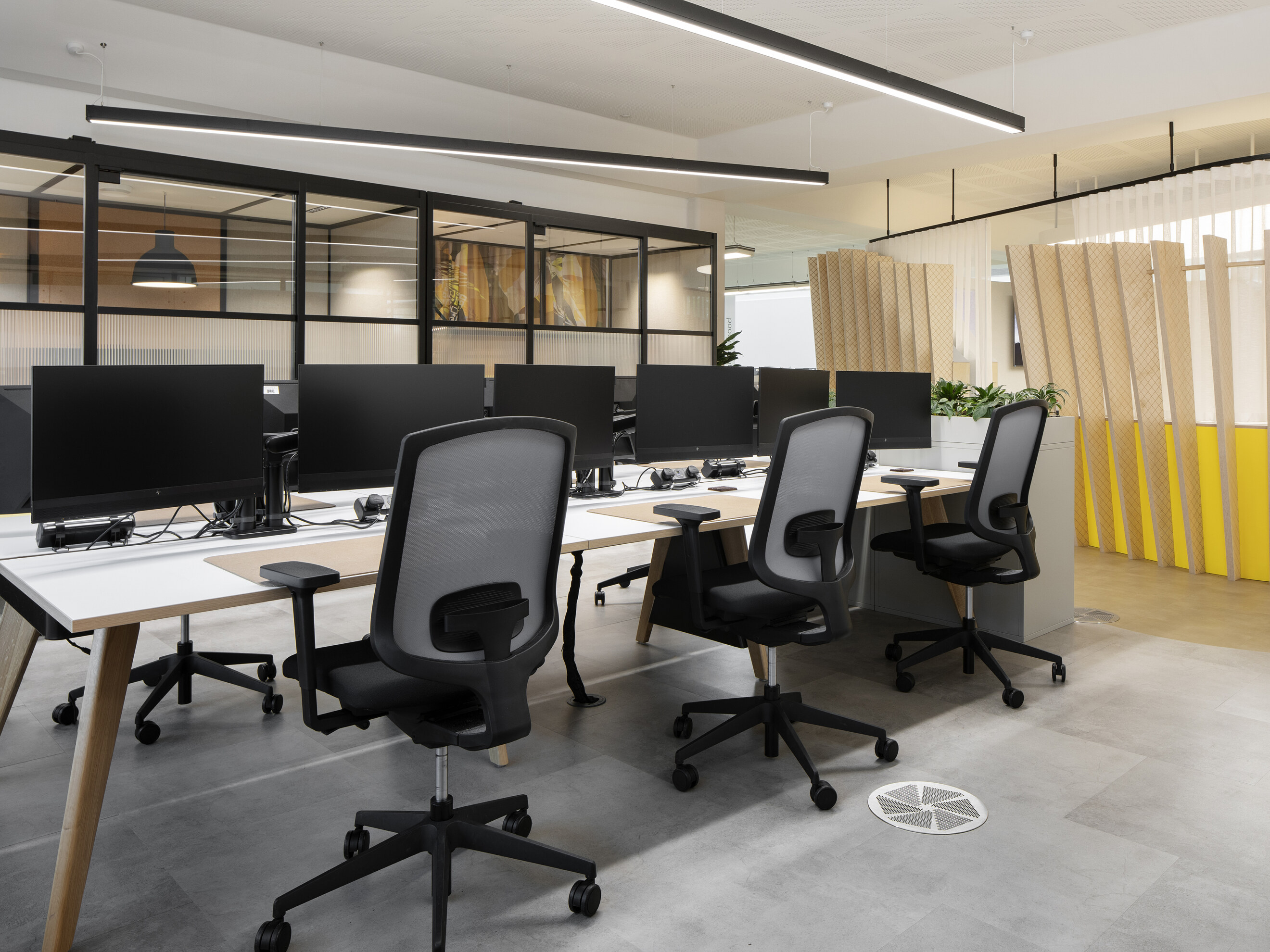 AI in Workplace Design: Methods, Benefits & Limitations | Oktra